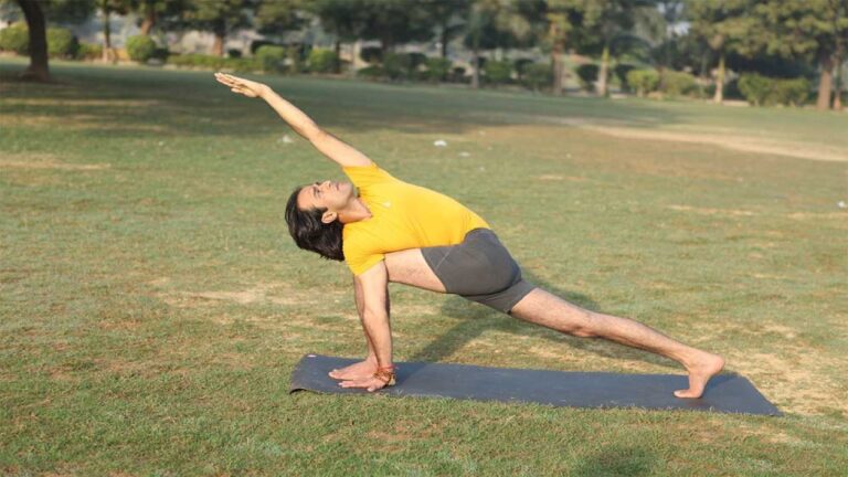 Parivrtta Parsvakonasana | Revolved Side Angle Pose – Vashistha Yoga Ashram